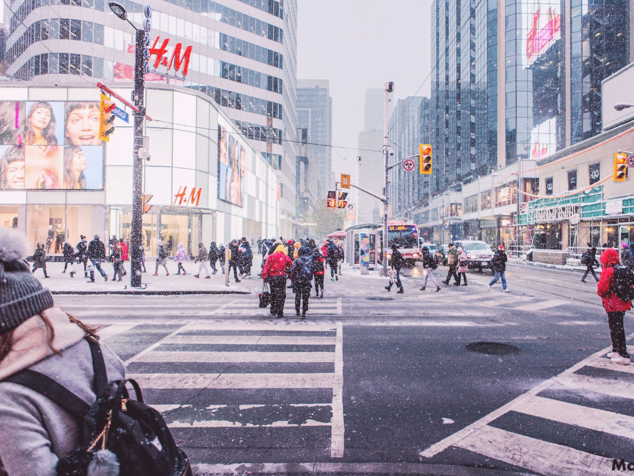 4 Safety Tips for Travelling Around a Busy City on Foot